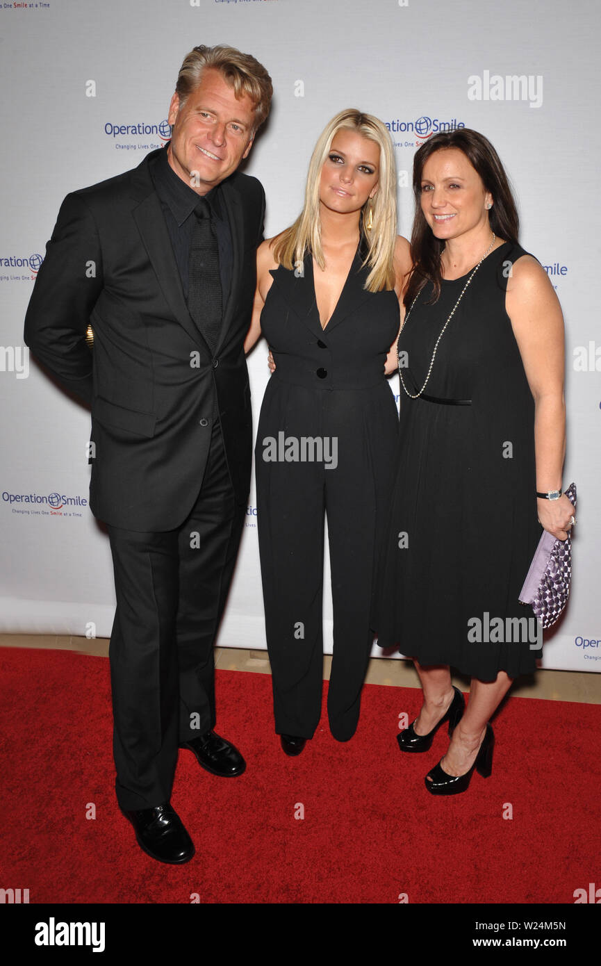 Tina simpson and jessica simpson hi-res stock photography and images ...