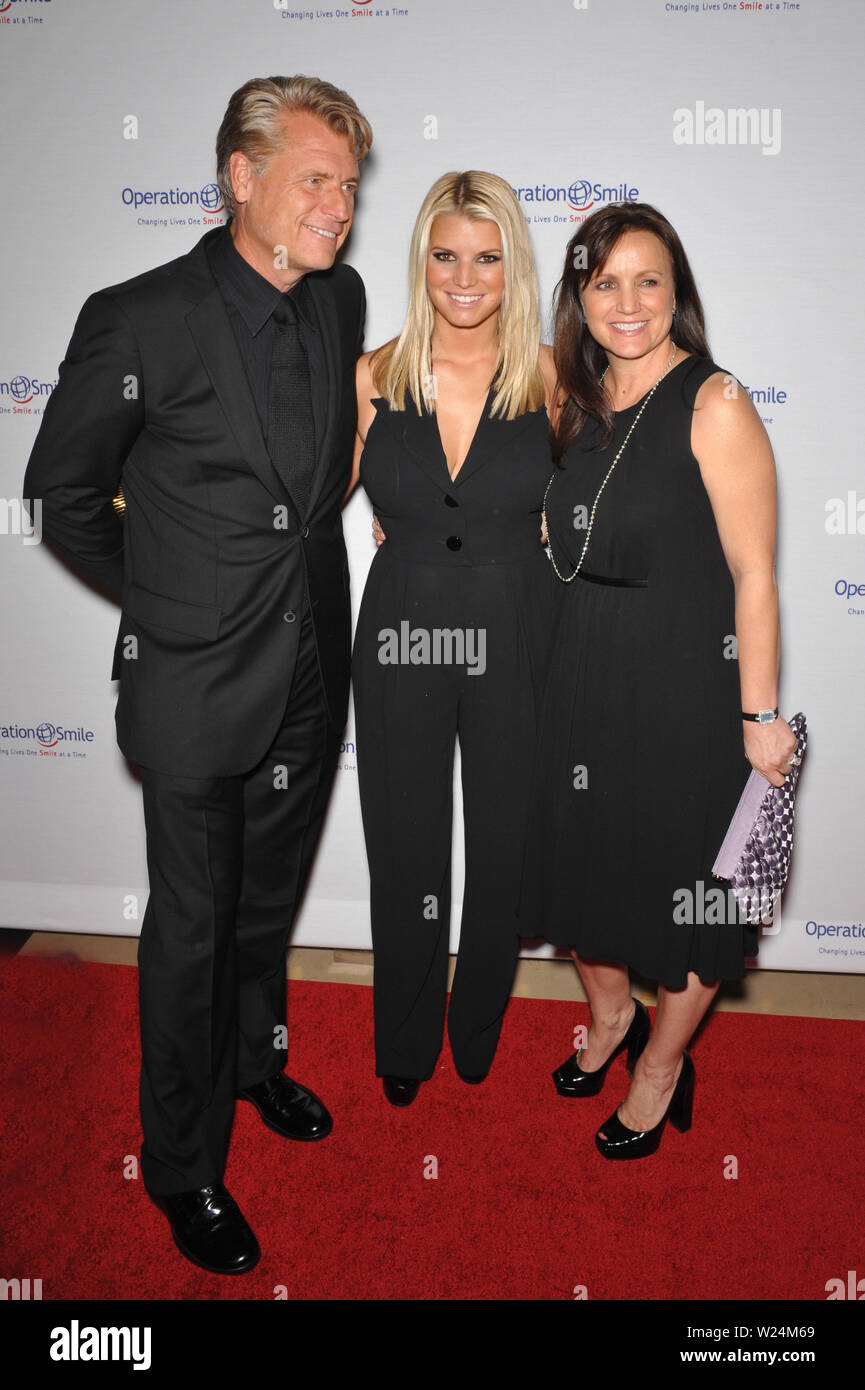LOS ANGELES, CA. October 02, 2009: Jessica Simpson & parents Joe & Tina ...
