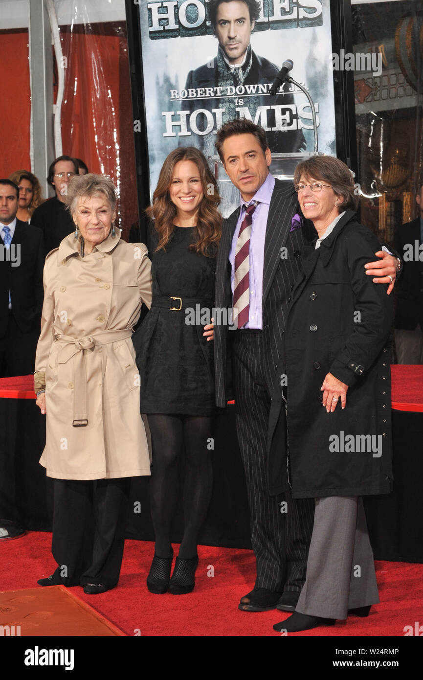 LOS ANGELES, CA. December 07, 2009: Actor Robert Downey Jr. & wife ...