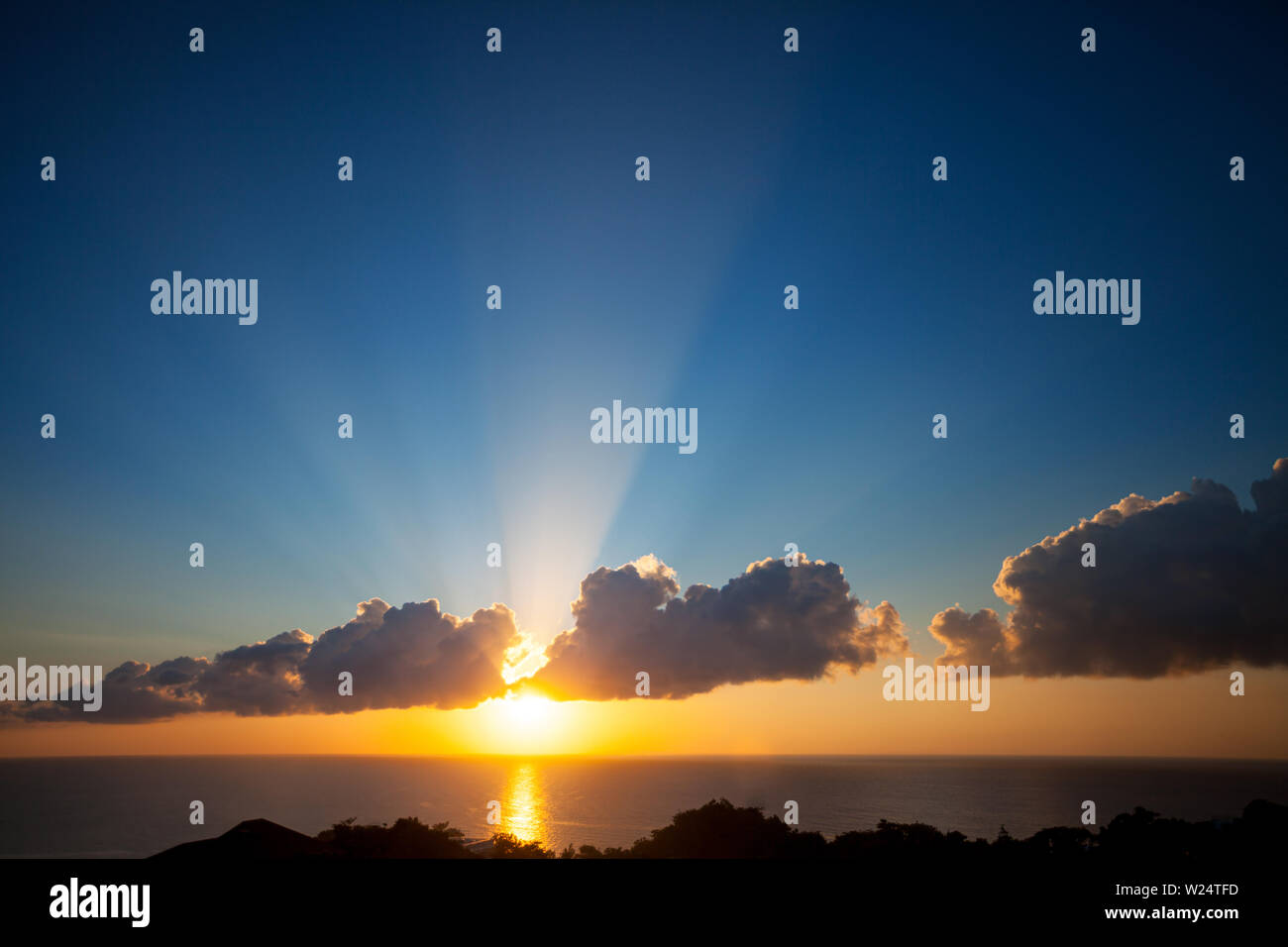 Sun behind cloud hi-res stock photography and images - Alamy