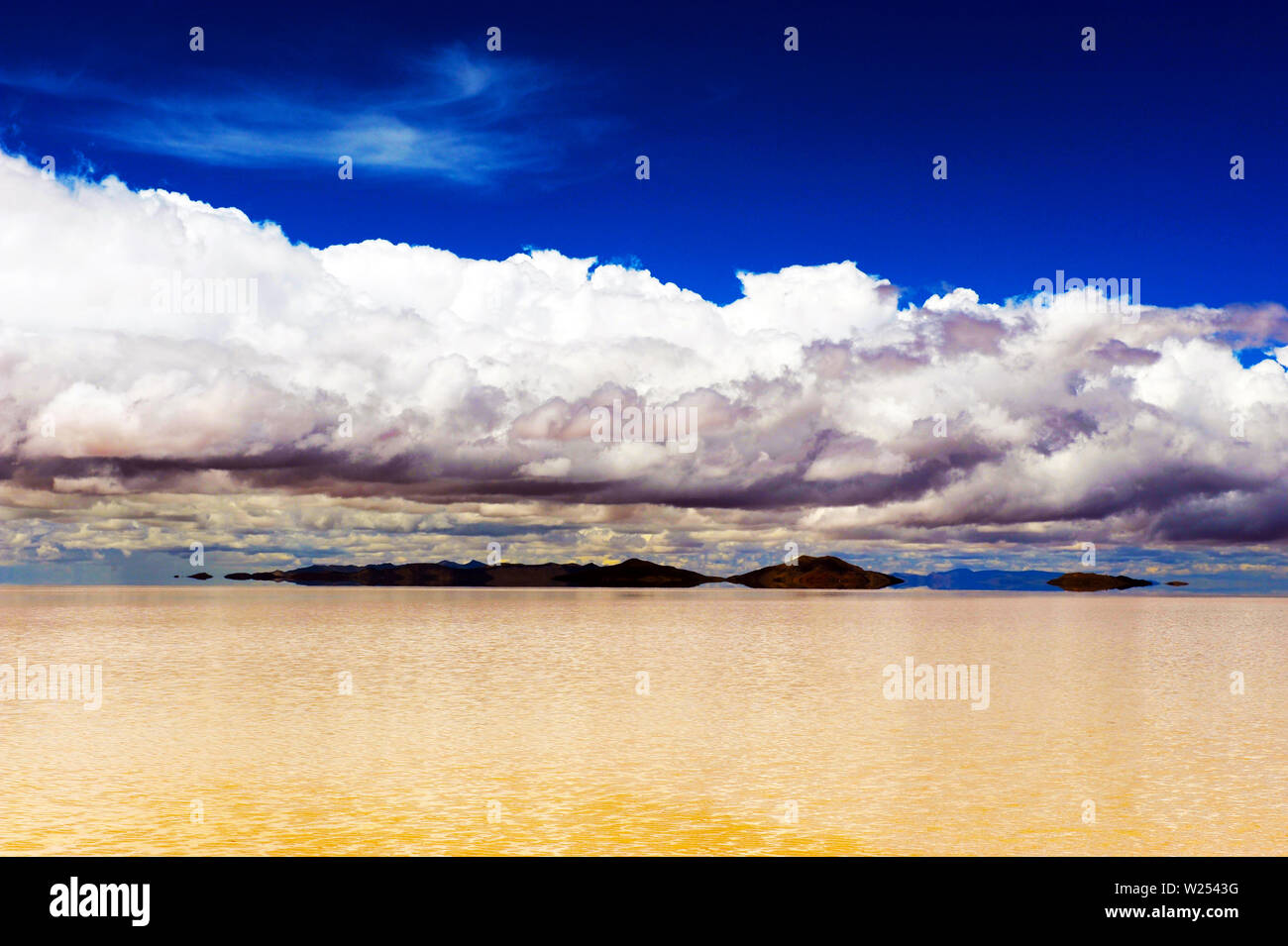 Uyuni Salt Flats rain season Stock Photo - Alamy