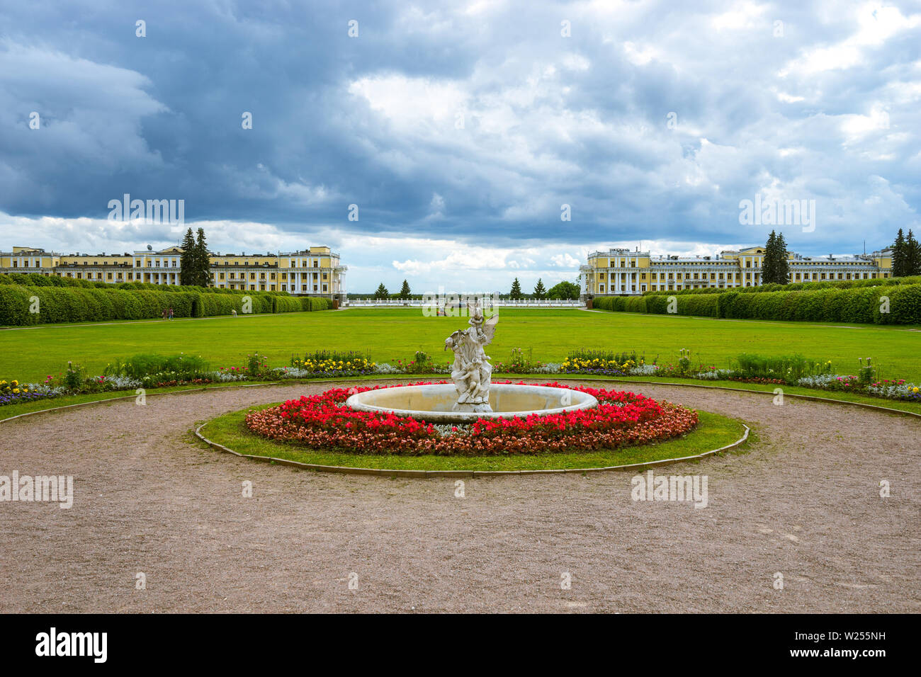 Moscow, Russia - Beautiful gardens at the Arkhangelskoye Estate Stock ...
