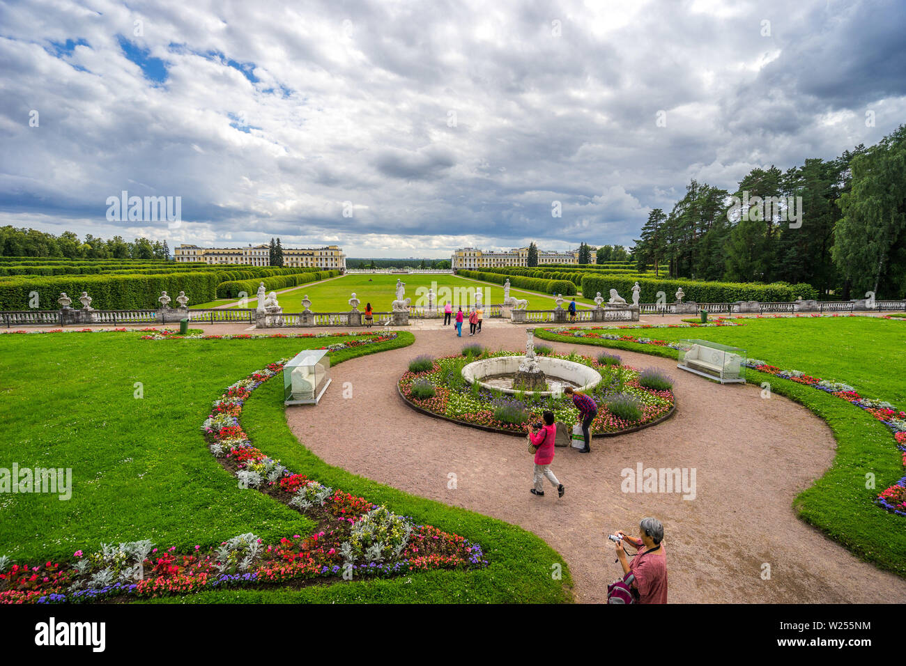 Moscow, Russia - Beautiful gardens at the Arkhangelskoye Estate Stock ...