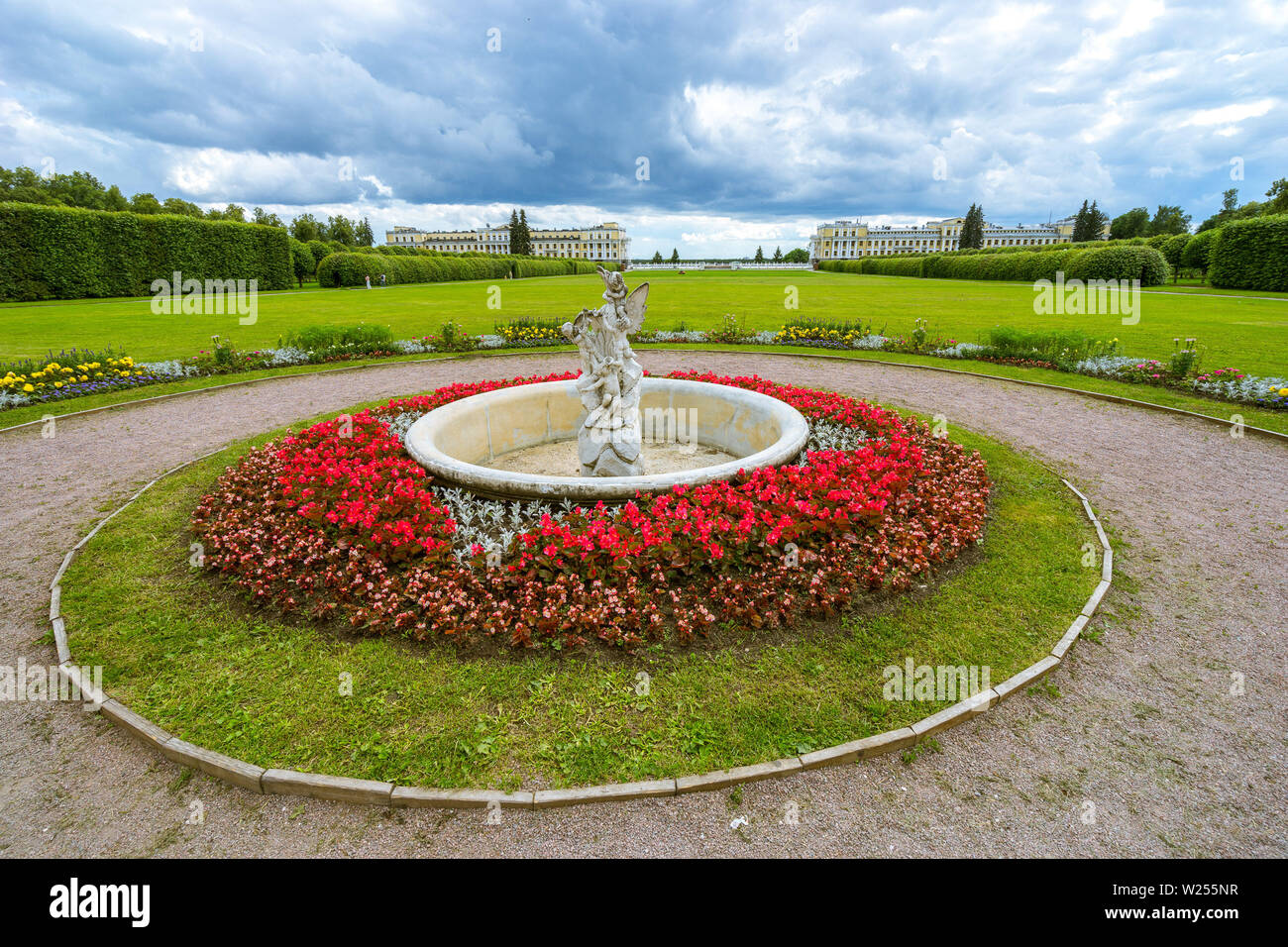 Moscow, Russia - Beautiful gardens at the Arkhangelskoye Estate Stock ...