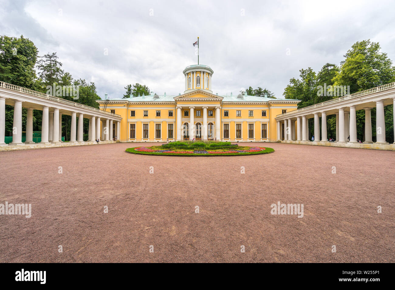 Moscow, Russia - Beautiful gardens at the Arkhangelskoye Estate Stock ...