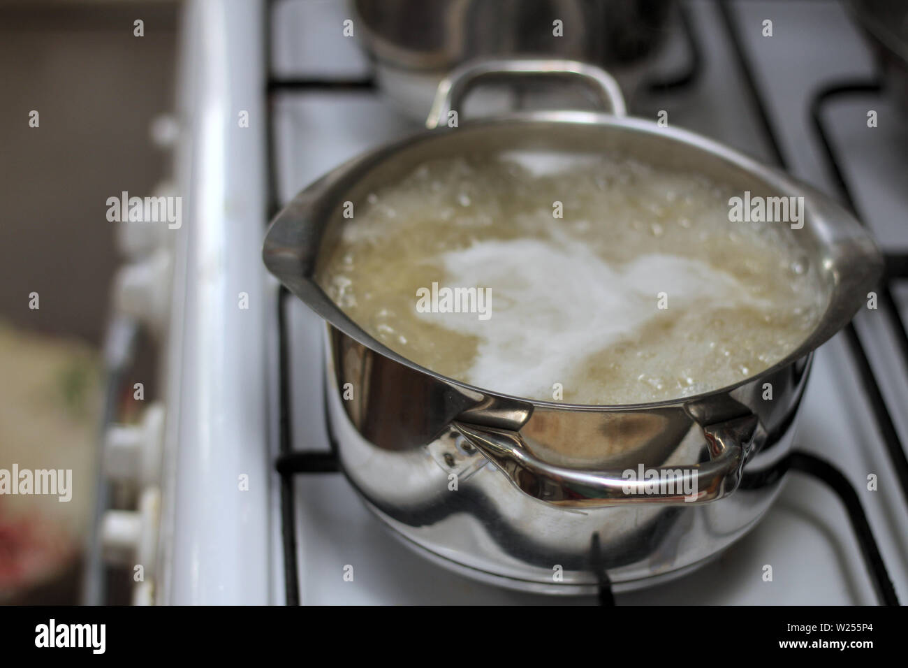 Large pan of boiling water hi-res stock photography and images - Alamy