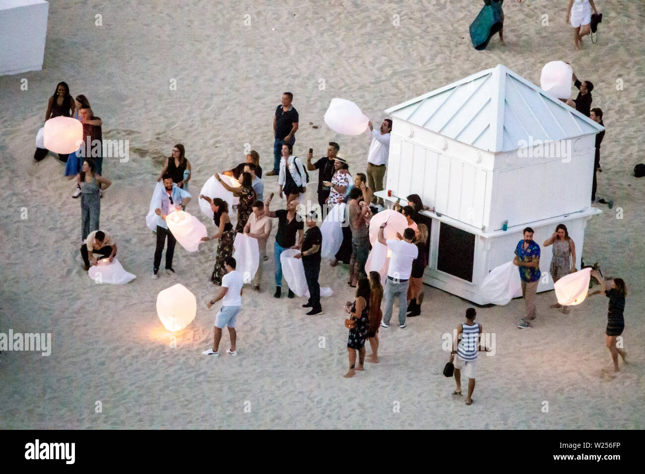 Women hot air balloons hi-res stock photography and images - Alamy