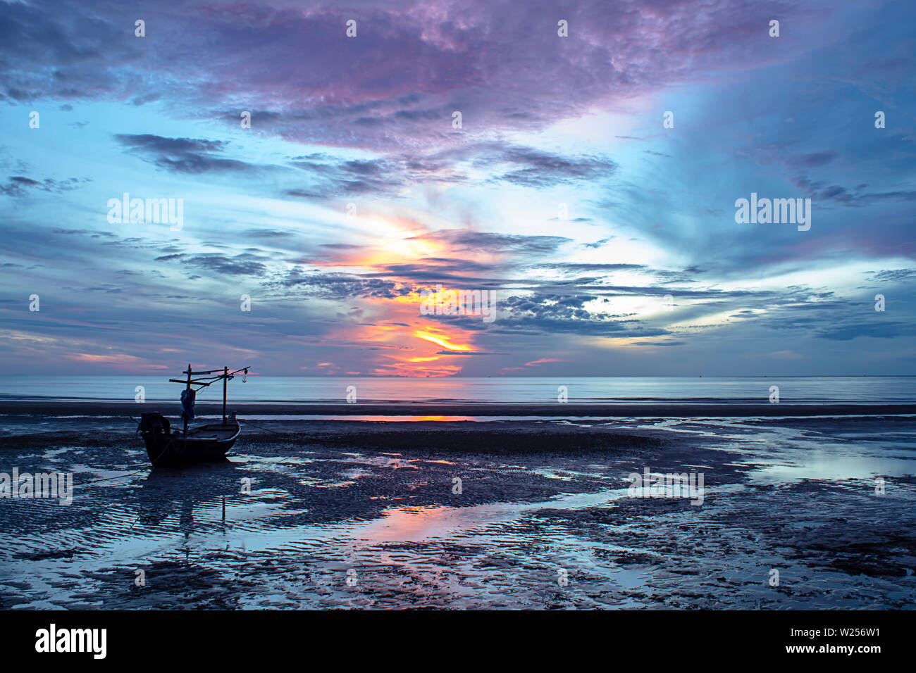 Beautiful morning light on sea hi-res stock photography and images - Alamy