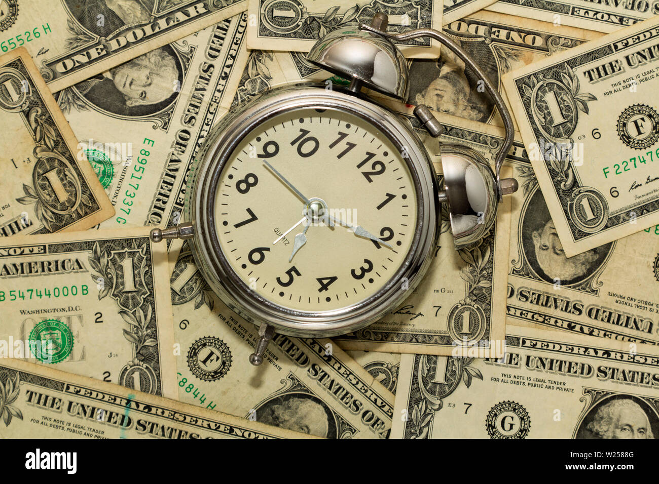 Business bills balance clock hi-res stock photography and images - Alamy