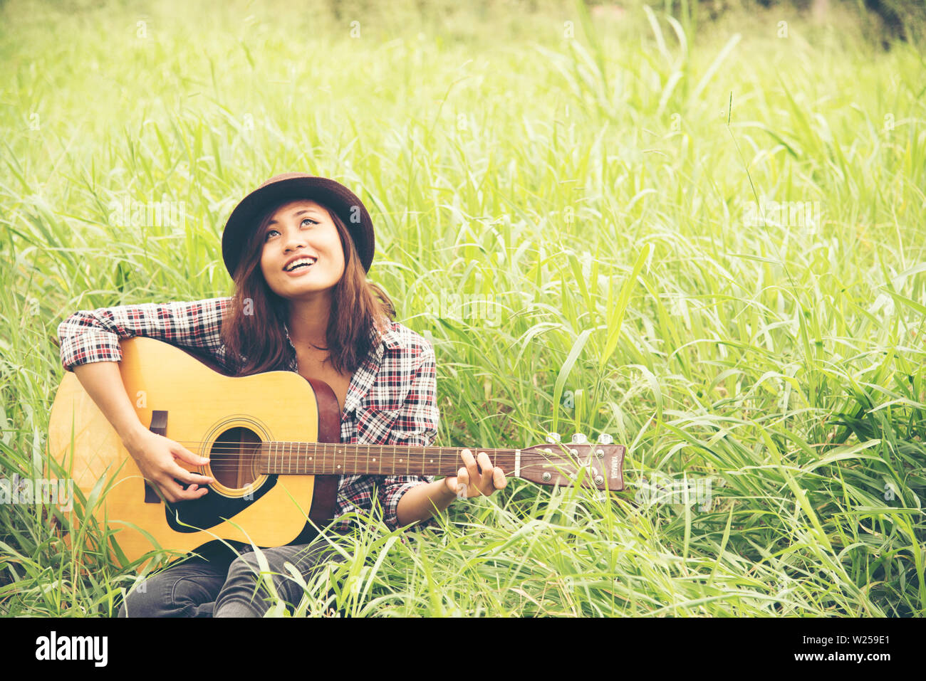 Guitarist woman hi-res stock photography and images - Alamy