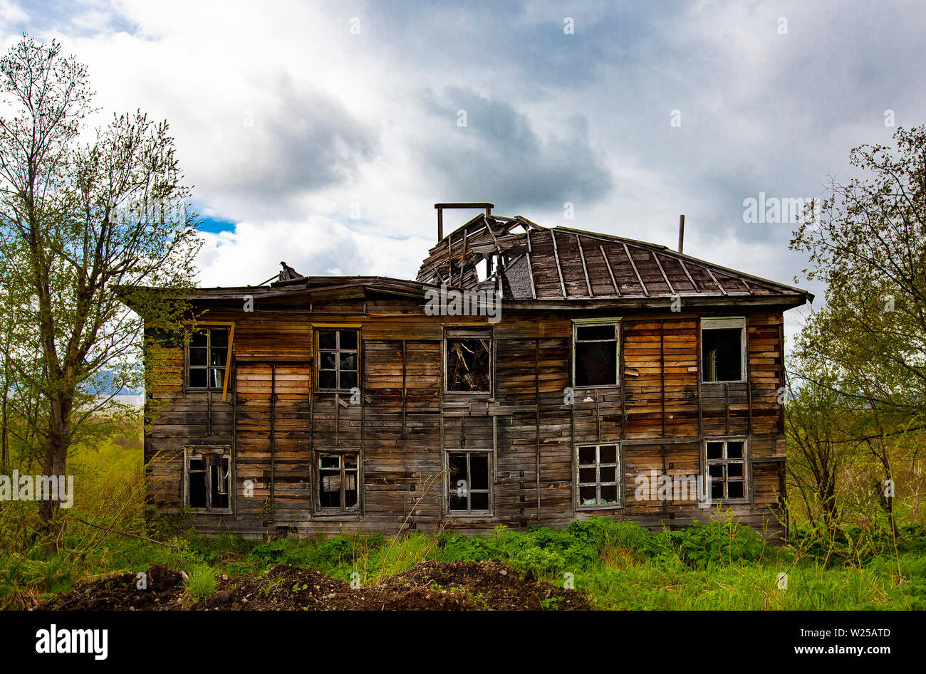 Ruined wooden house hi-res stock photography and images - Alamy