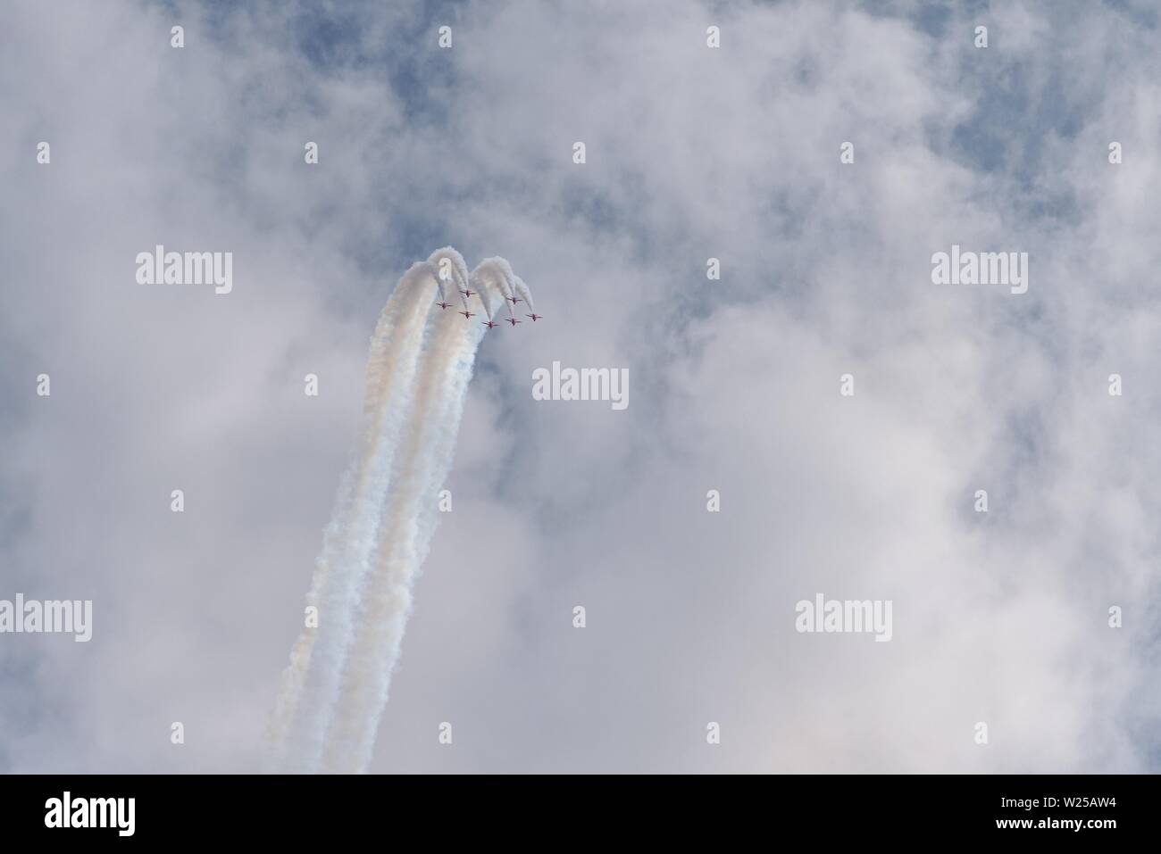 The Red Arrows Performing A Loop Stock Photo - Alamy