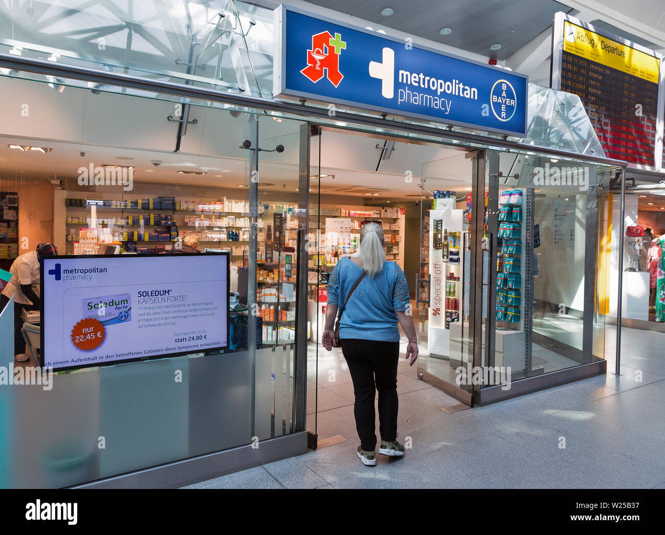 Pharmacist arab hi-res stock photography and images - Alamy