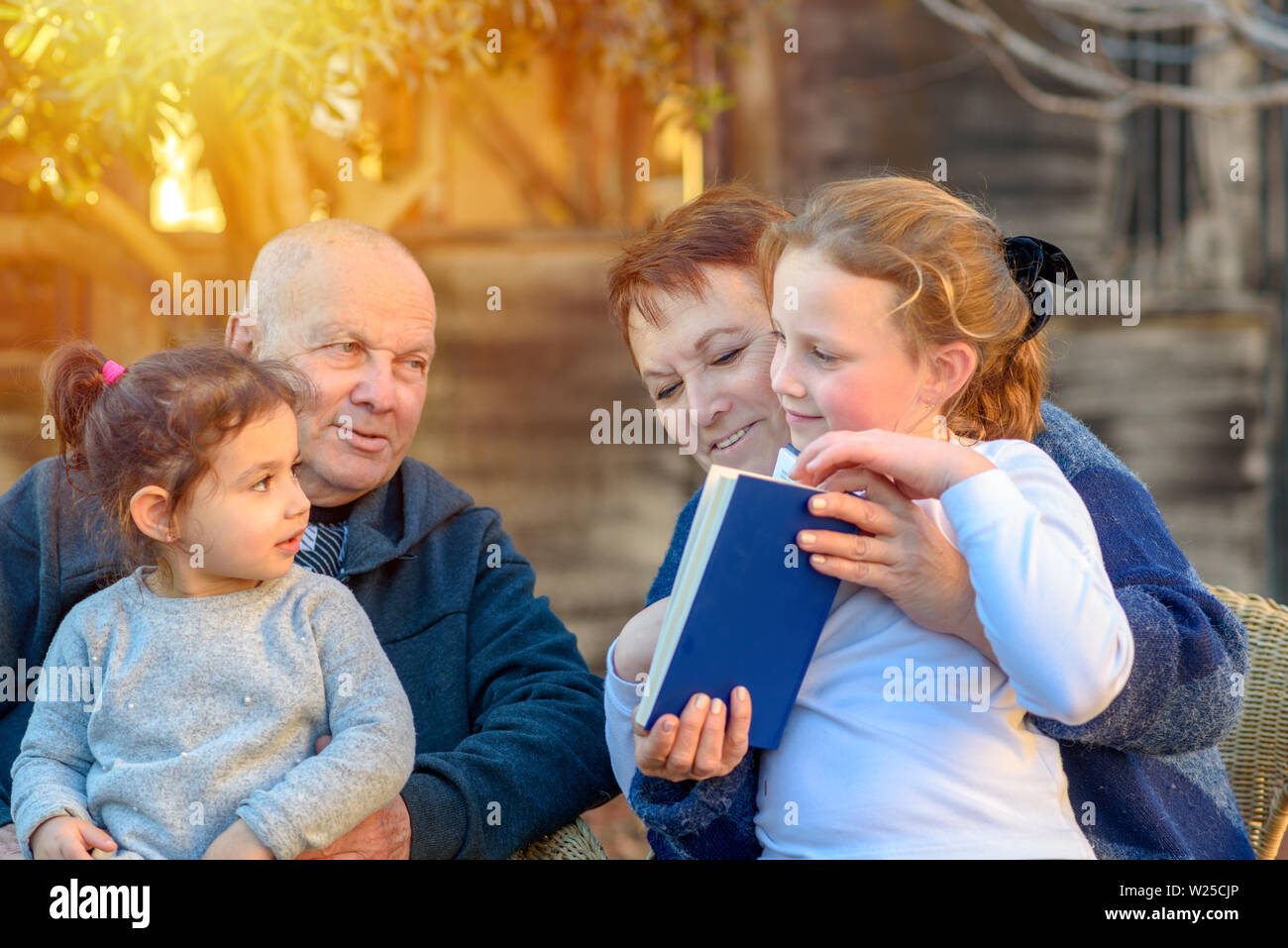 Grandpa reading with granddaughter hi-res stock photography and images ...