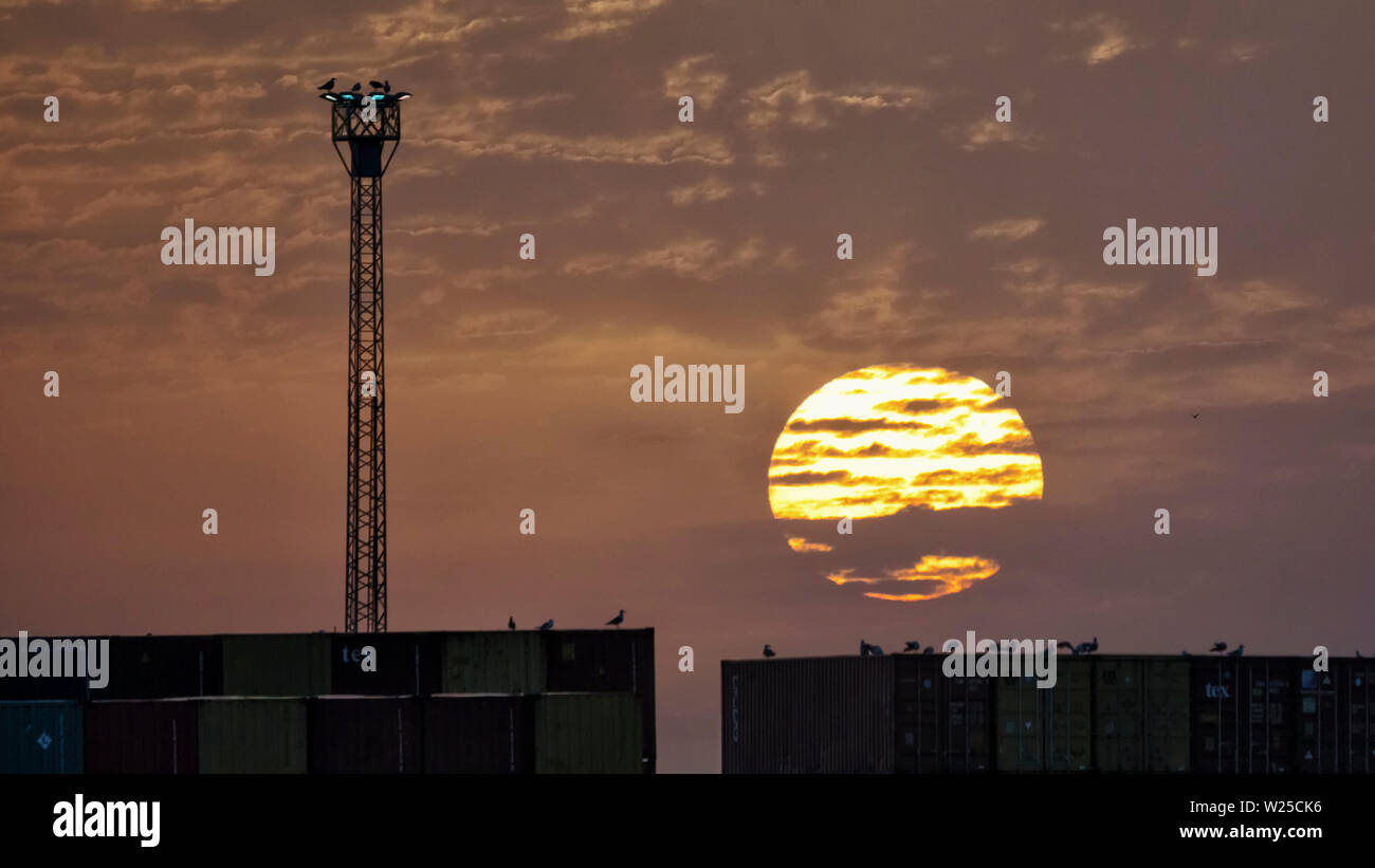 Red giant sun hi-res stock photography and images - Alamy