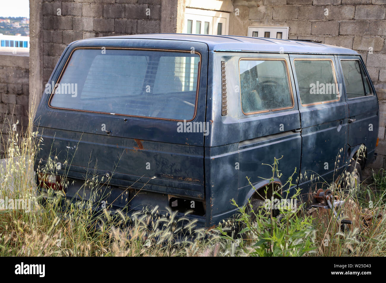 Old rusting buses at a city car dump Stock Photo - Alamy
