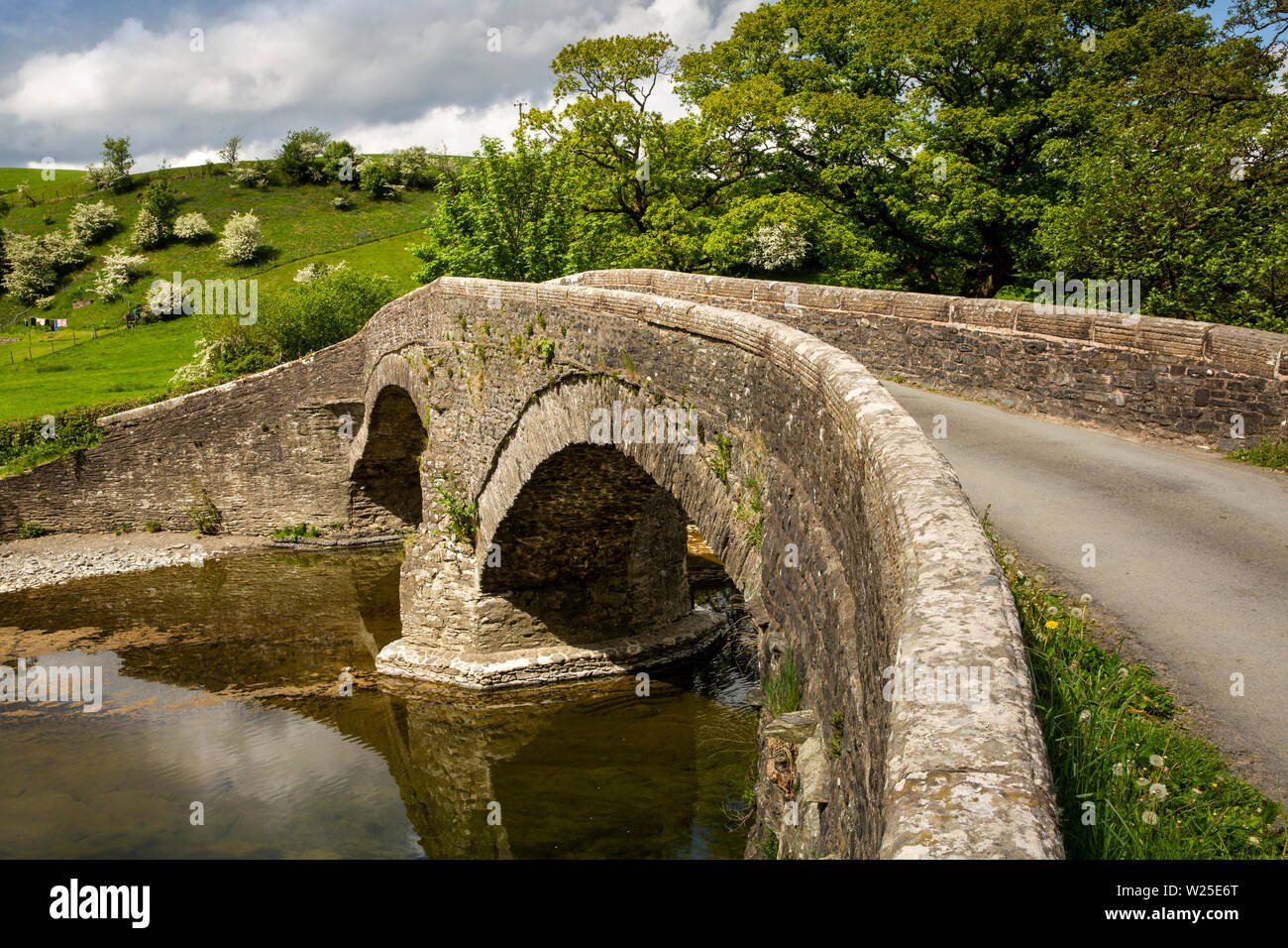 UK, Cumbria, Sedbergh, Lowgill, Crook of Lune, ancient stone bridge ...
