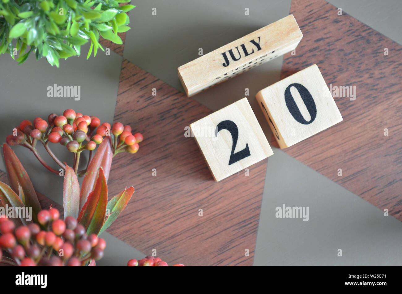 Date of July month. Diamond wood table for background Stock Photo - Alamy
