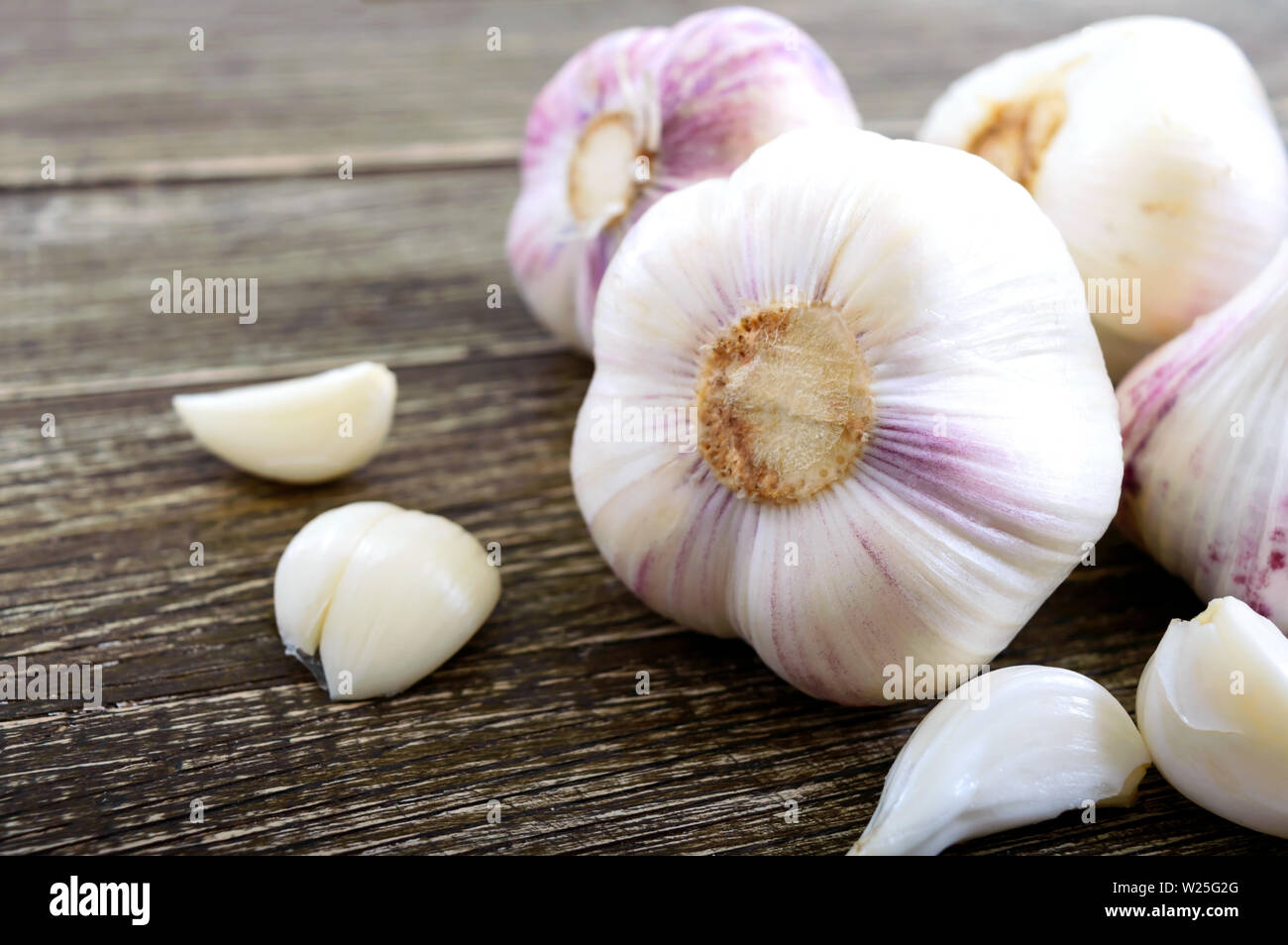 Garlic cloves, garlic bulb on wooden background. Fresh garlic close up ...