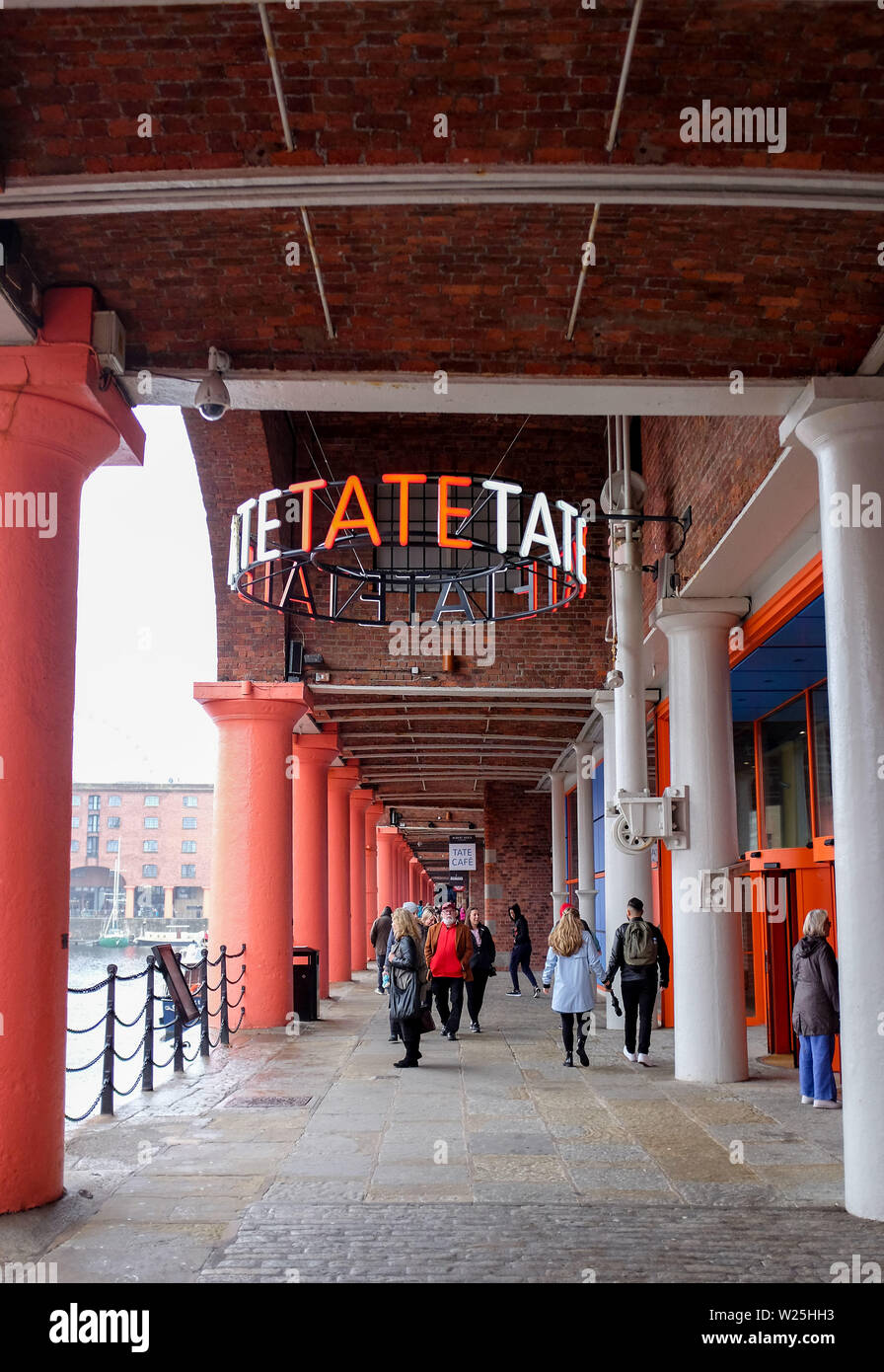 Albert dock tate gallery hi-res stock photography and images - Alamy