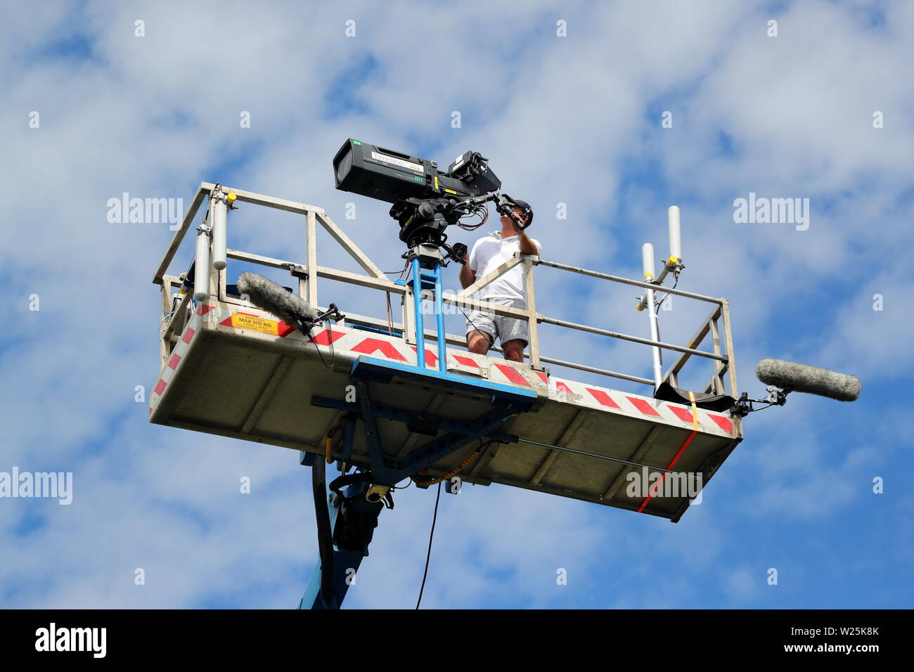 Cameraman on platform filming hi-res stock photography and images - Alamy