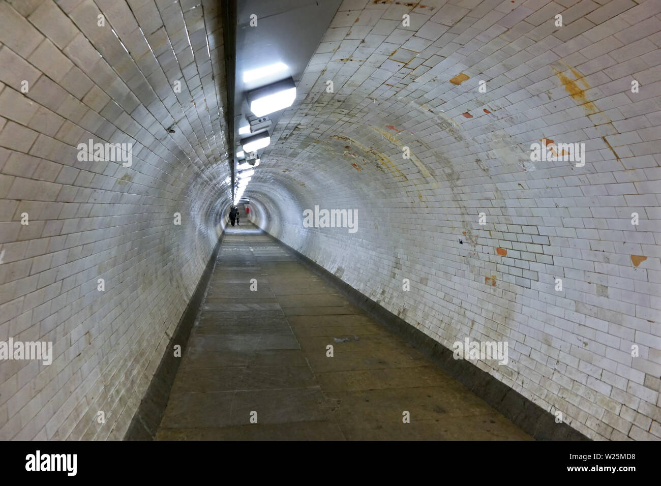 Tunnel underneath the river thames hi-res stock photography and images ...