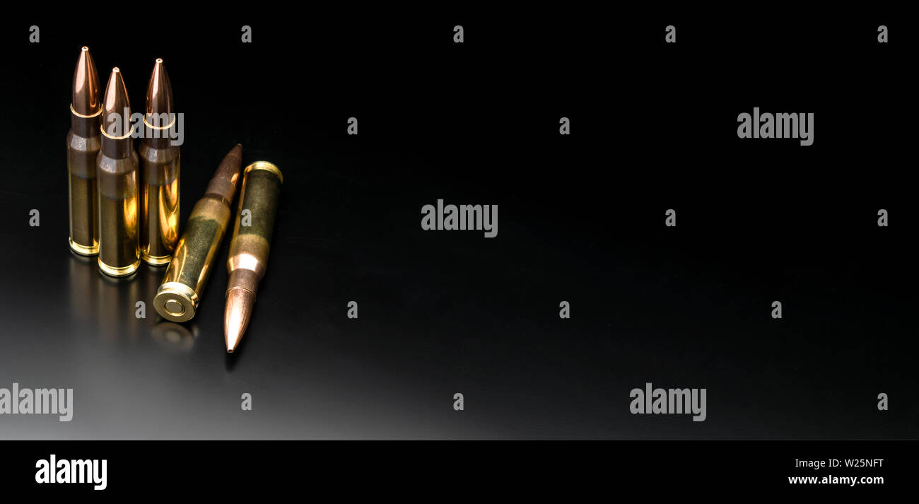 Bullet isolated on black background with reflexion. Rifle bullets close ...