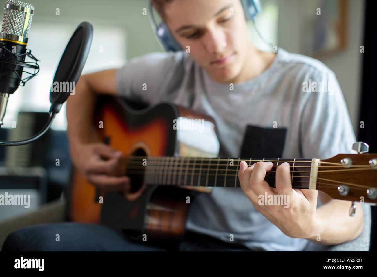 Home recording studio computer hi-res stock photography and images - Alamy