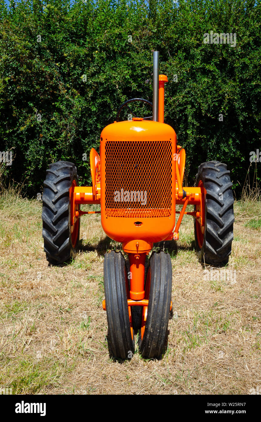 Vintage farm tractors hi-res stock photography and images - Alamy