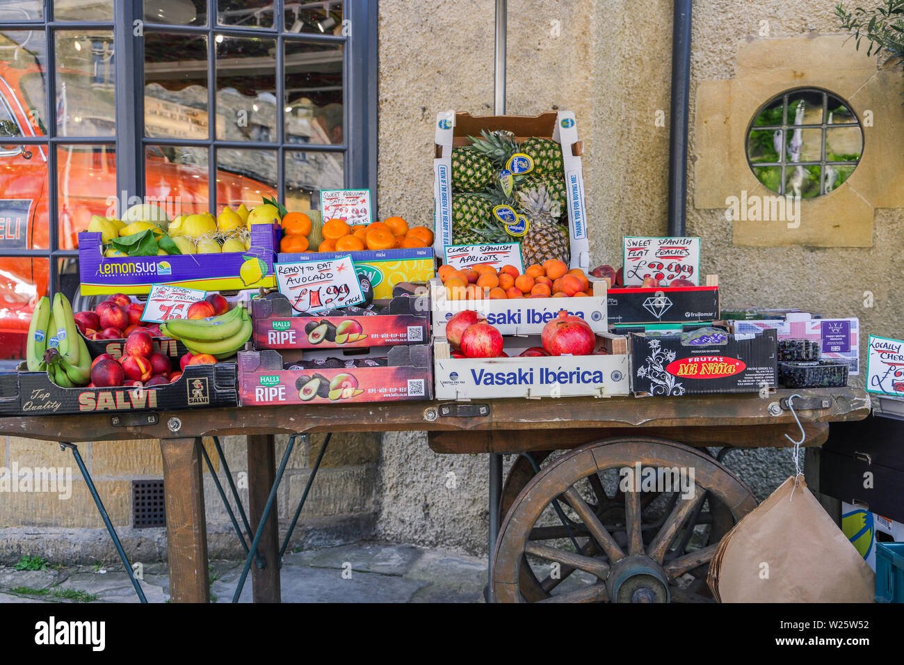 Fruits handcart hi-res stock photography and images - Alamy