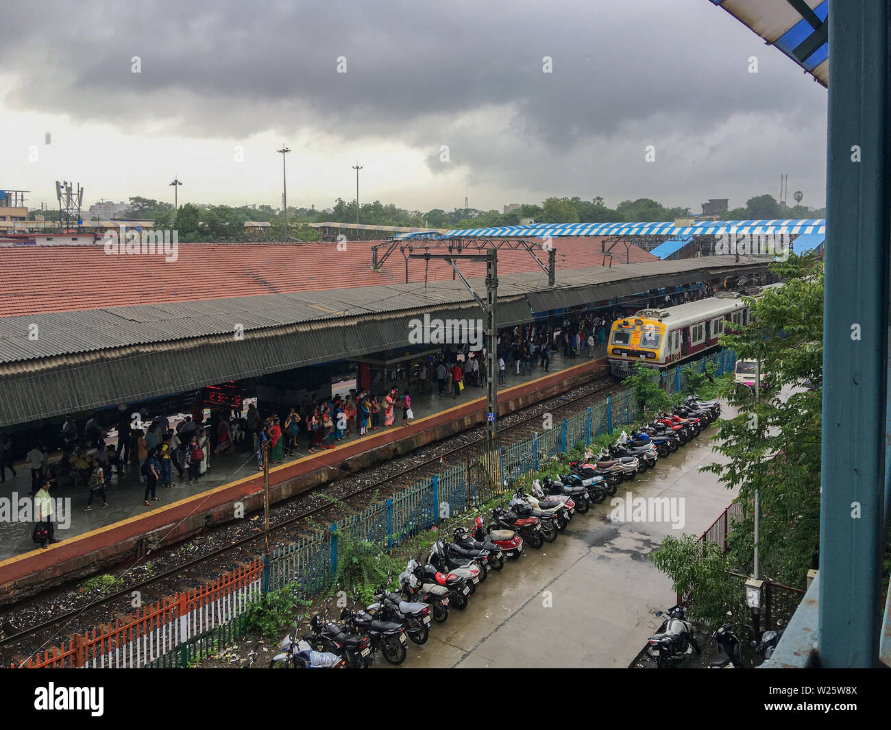 06 Jul 2019 CSMT baunt local train at kalyan junction platform No seven ...