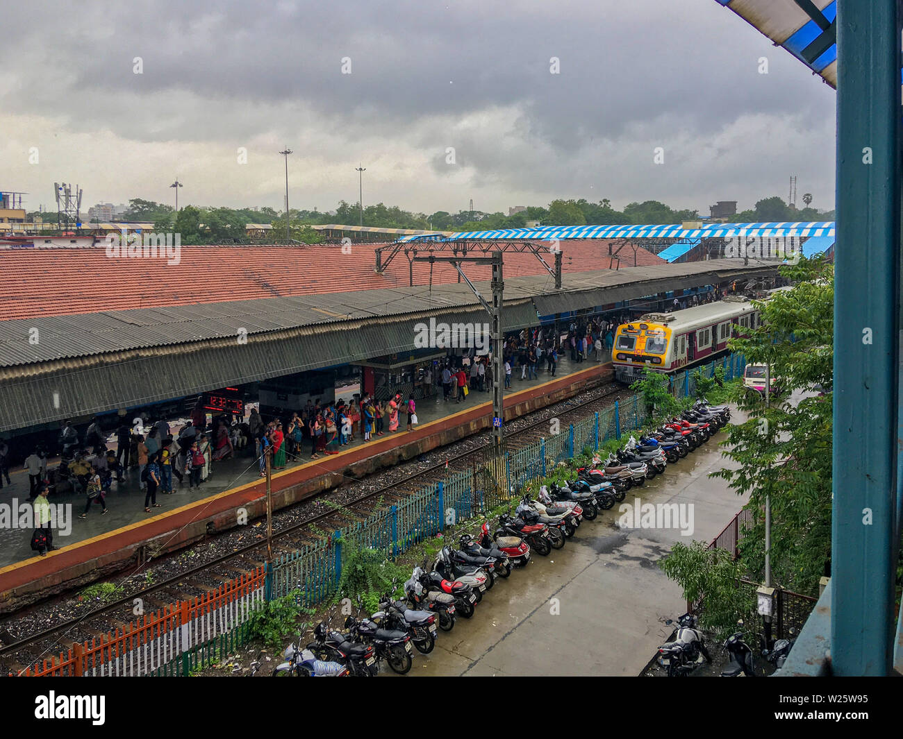 06 Jul 2019 CSMT baunt local train at kalyan junction platform No seven ...