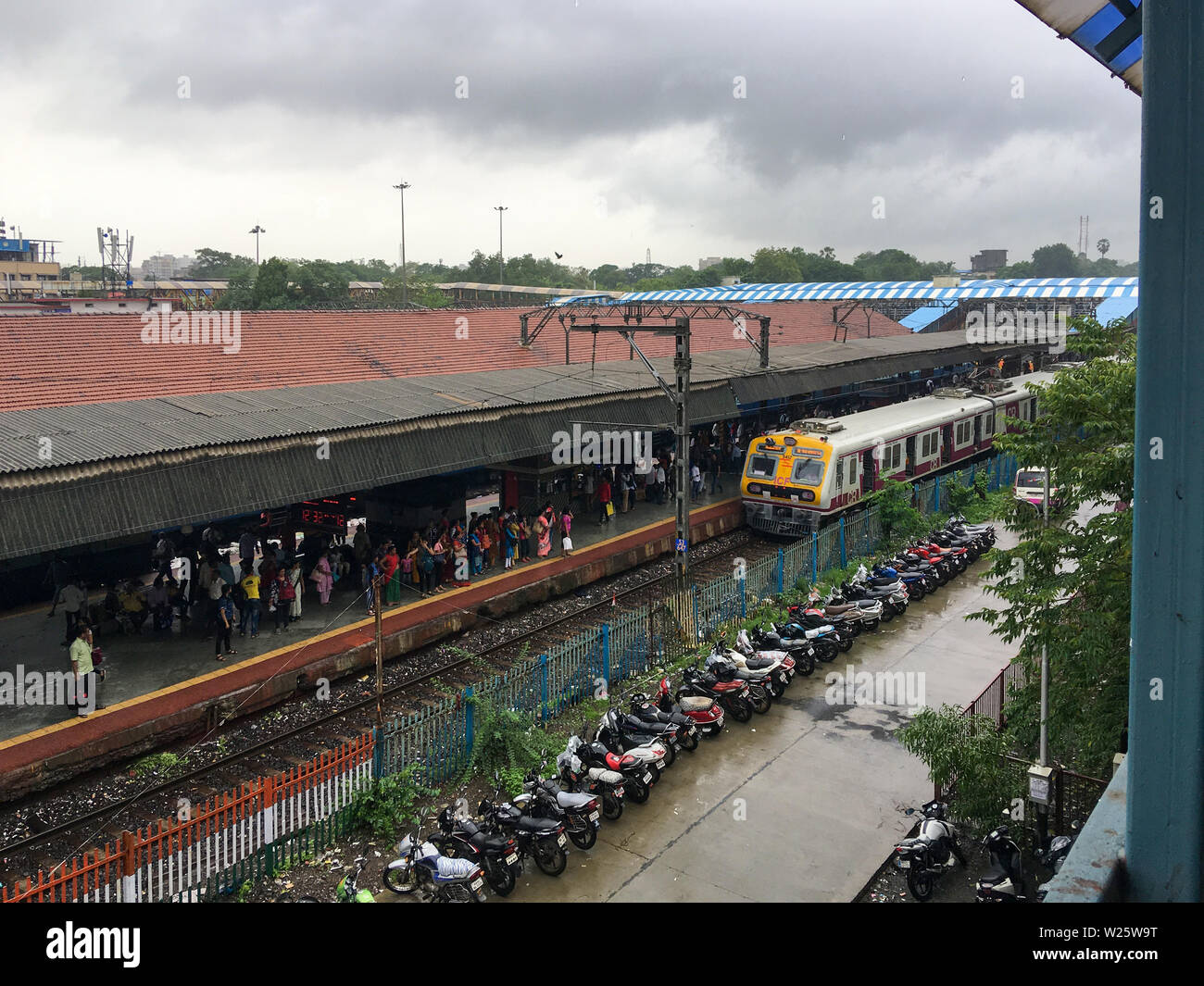 06 Jul 2019 CSMT baunt local train at kalyan junction platform No seven ...