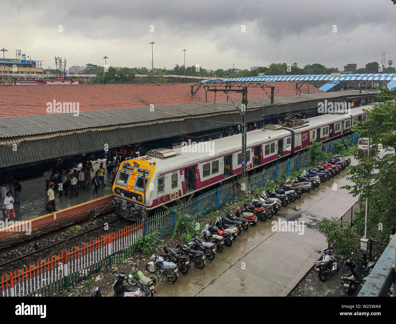 06 Jul 2019 CSMT baunt local train at kalyan junction platform No seven ...