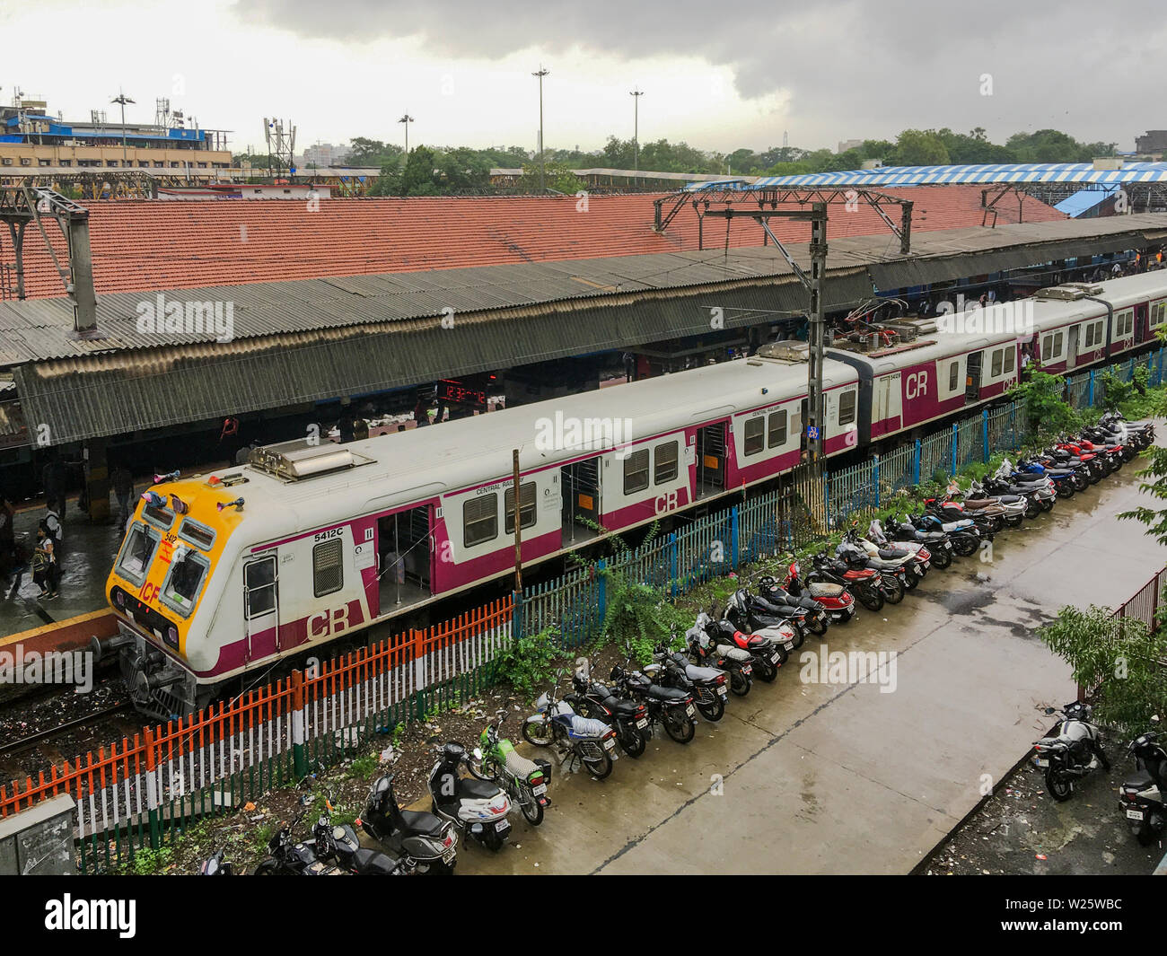 06 Jul 2019 CSMT baunt local train at kalyan junction platform No seven ...