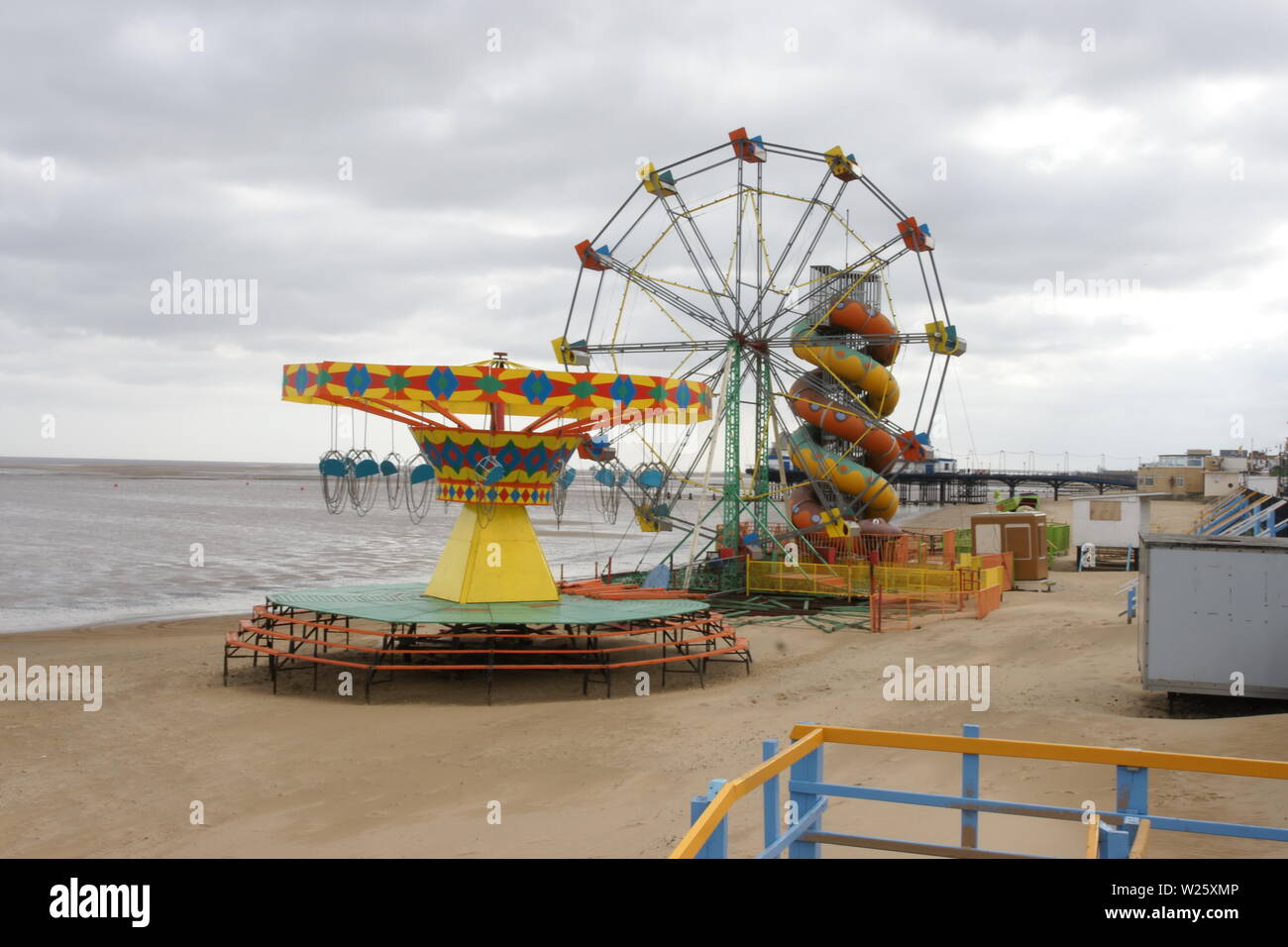 Beach promenade cleethorpes beach cleethorpes hi-res stock photography ...