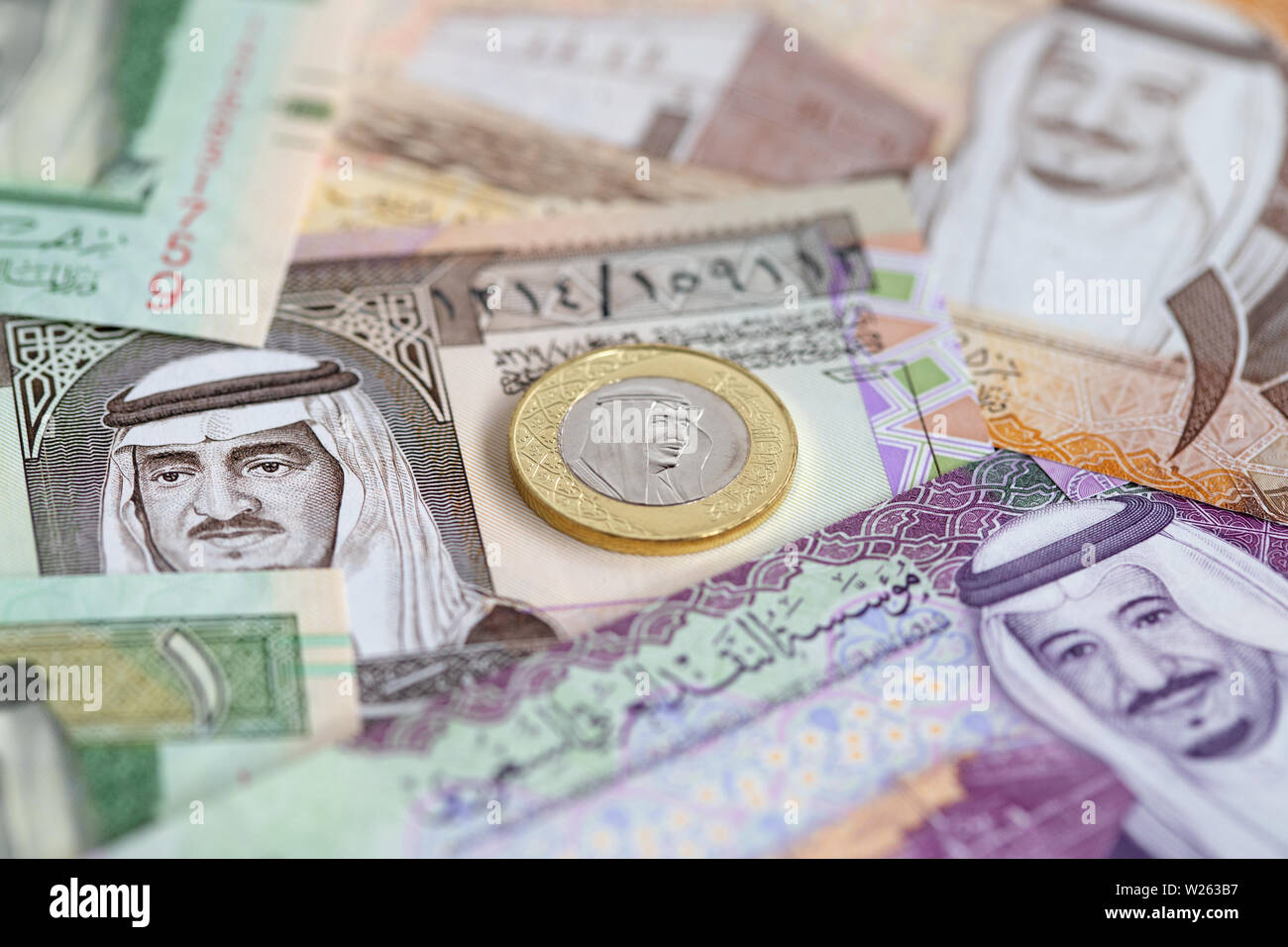 Collection of Saudi Arabia Riyal banknotes Stock Photo - Alamy