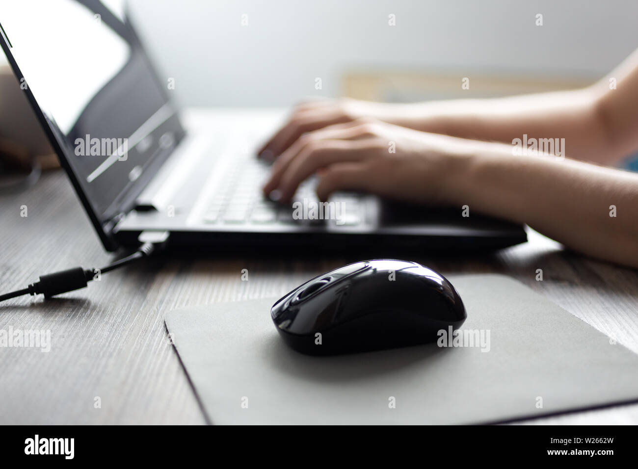Computer programmer mouse hands hi-res stock photography and images - Alamy