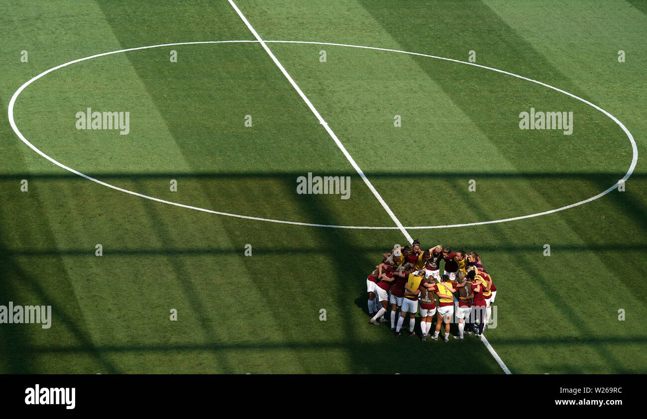 Sweden women football huddle hi-res stock photography and images - Alamy