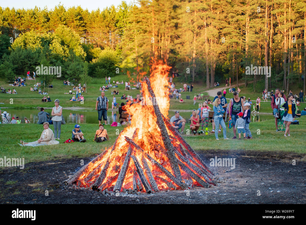 People around a bonfire hi-res stock photography and images - Alamy