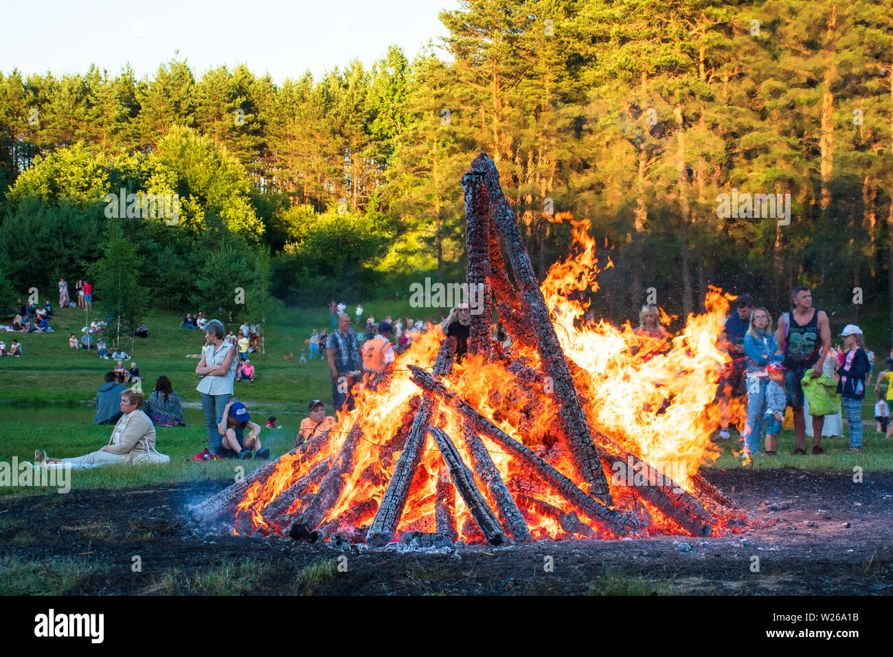 People around a bonfire hi-res stock photography and images - Alamy