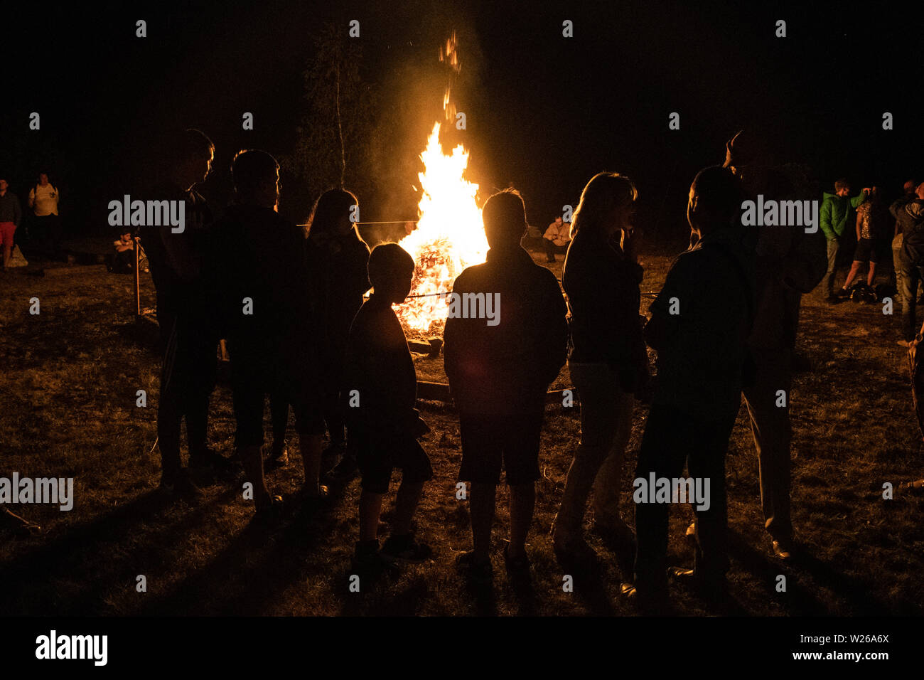 People around a bonfire hi-res stock photography and images - Alamy