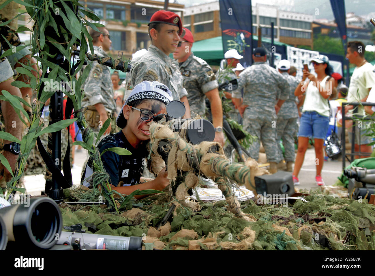 Jounieh, Lebanon. 06th July, 2019. A Lebanese child inspects a sniper ...