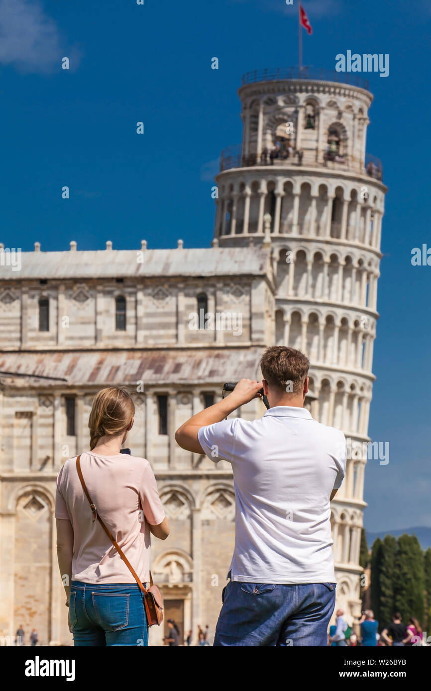 Leaning tower of pisa couple hi-res stock photography and images - Alamy