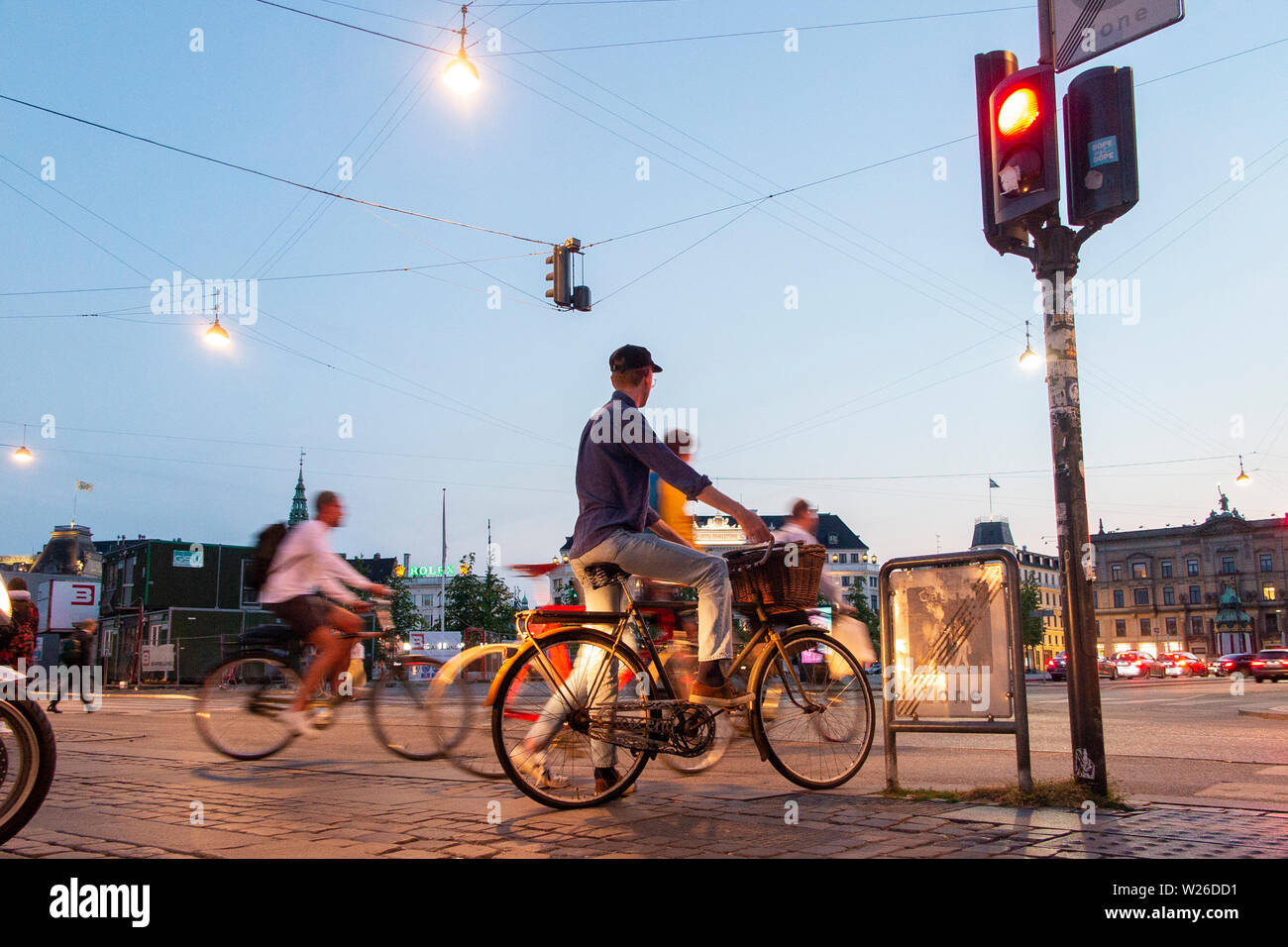 Cyclists at traffic lights hi-res stock photography and images - Alamy