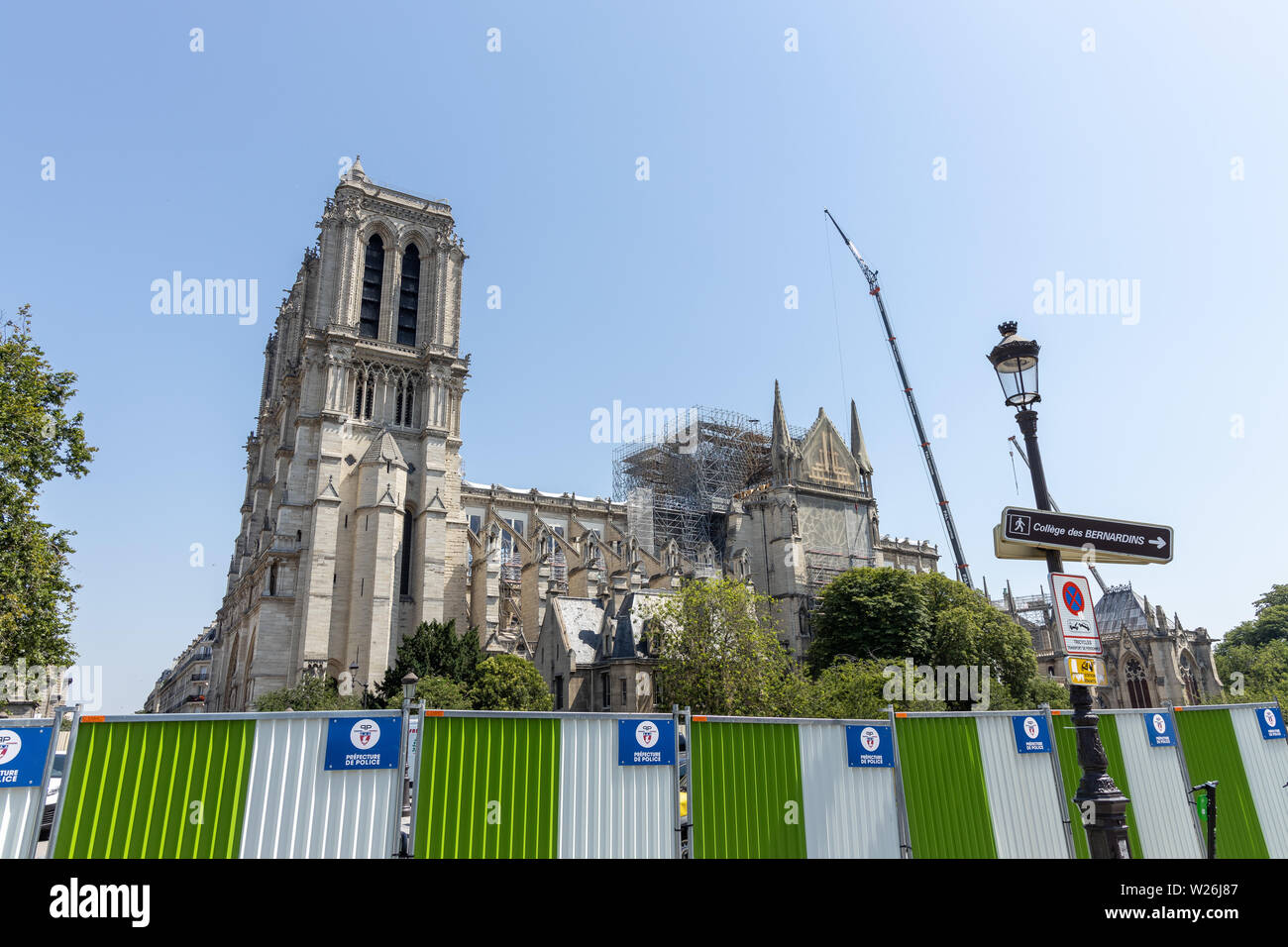 Paris, FRANCE - June 27, 2019: Cath drale Notre-Dame de Paris construction and refurbishment ...