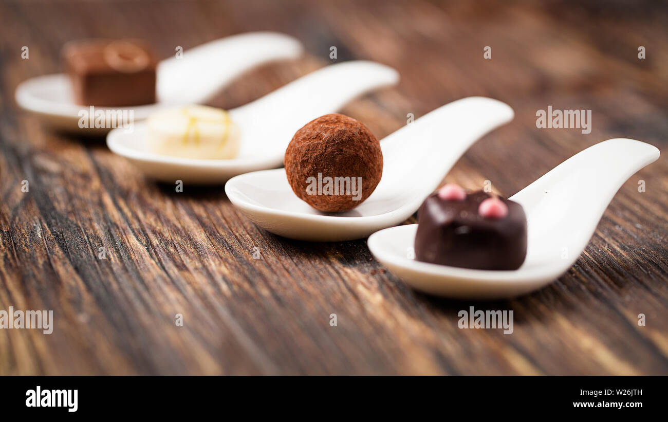 Row of chocolate pralines hi-res stock photography and images - Alamy