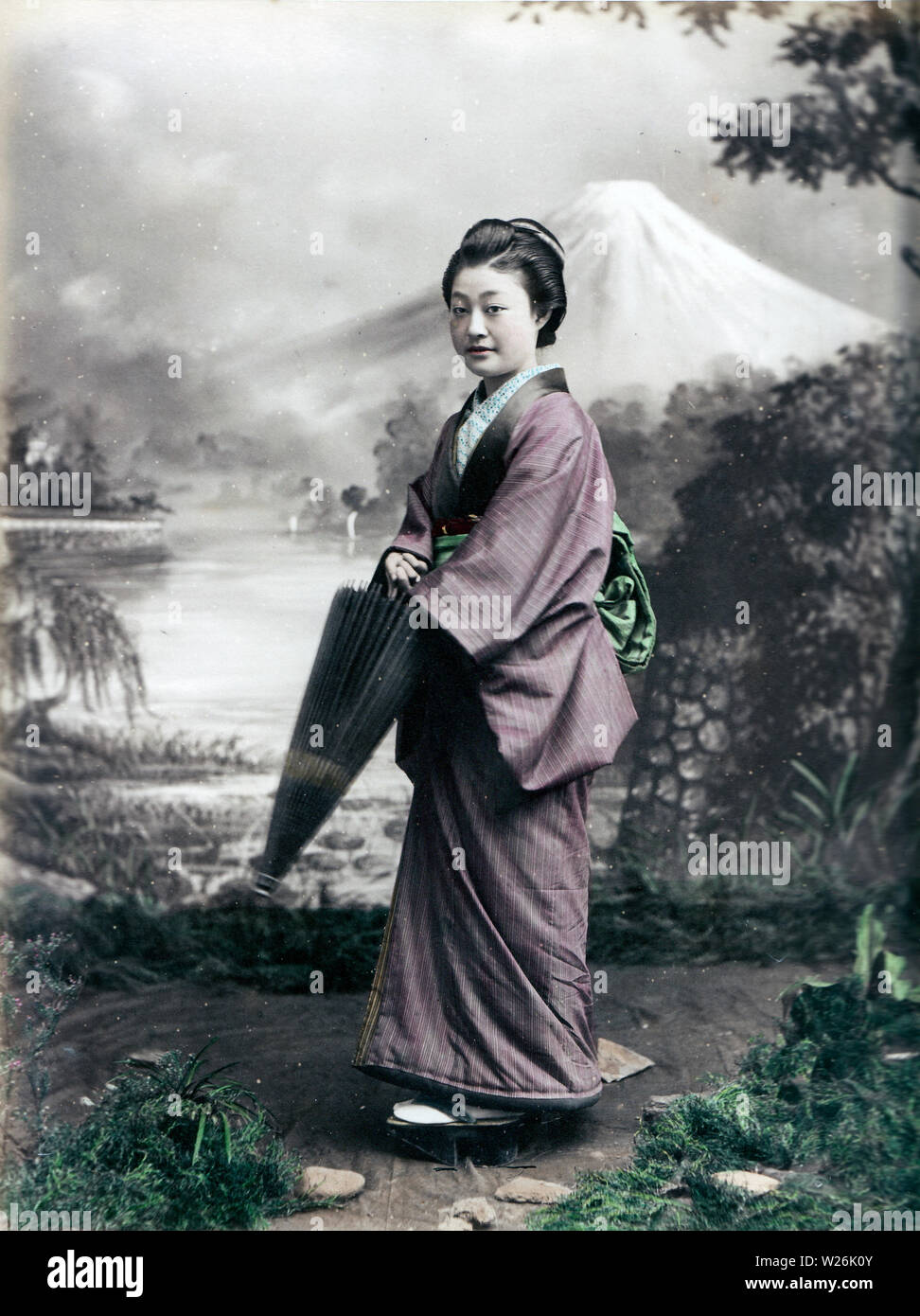 Wearing geta hi-res stock photography and images - Alamy