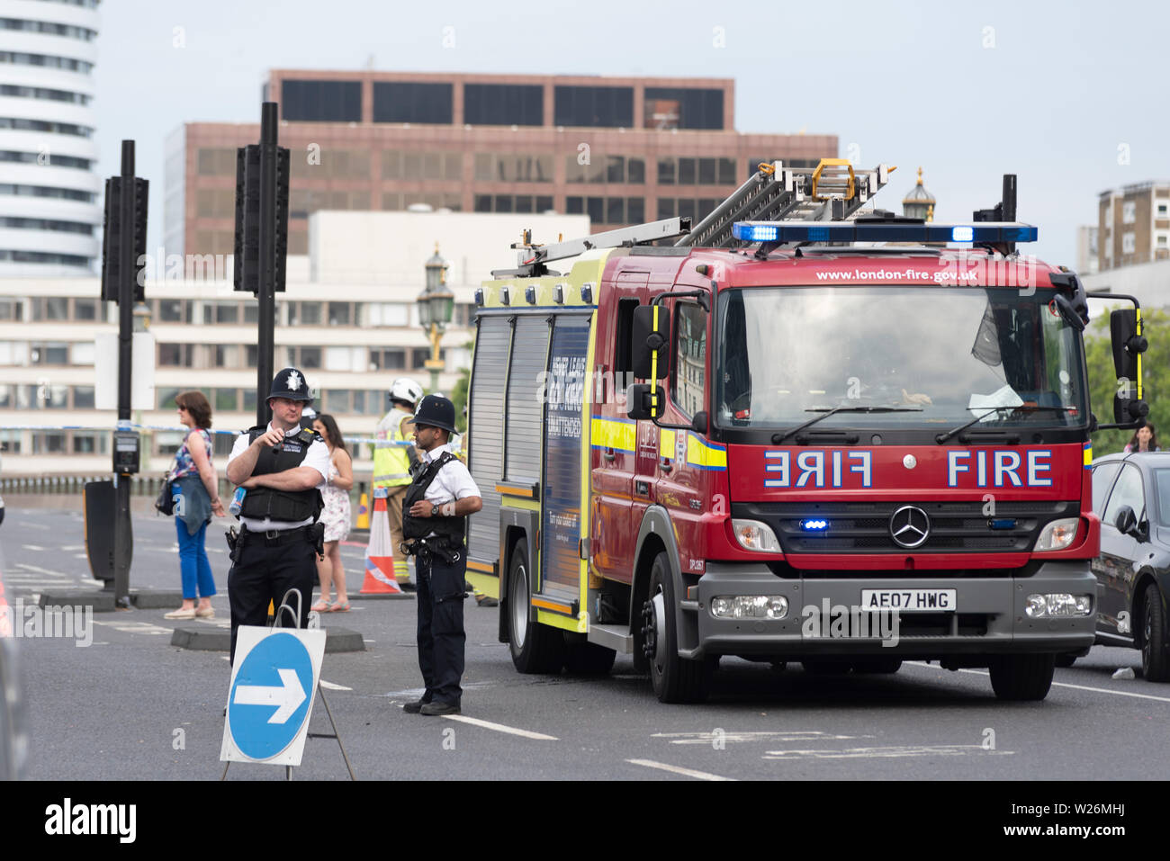 Police have closed Westminster Bridge to vehicle and pedestrian traffic ...