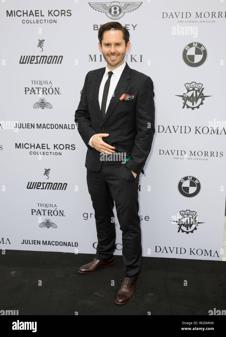 Guests attend fundraising masquerade ball and auction gala for Cash ...